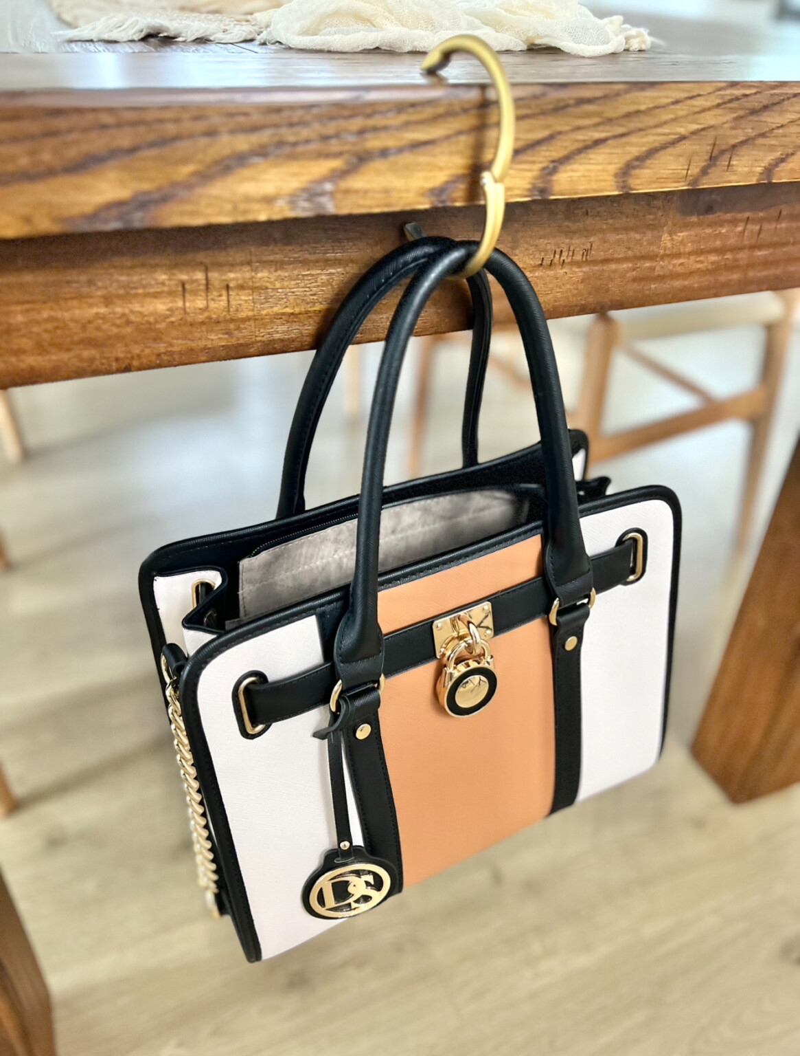 Our Everyday Purse Essentials List - We Cannot Live Without These!